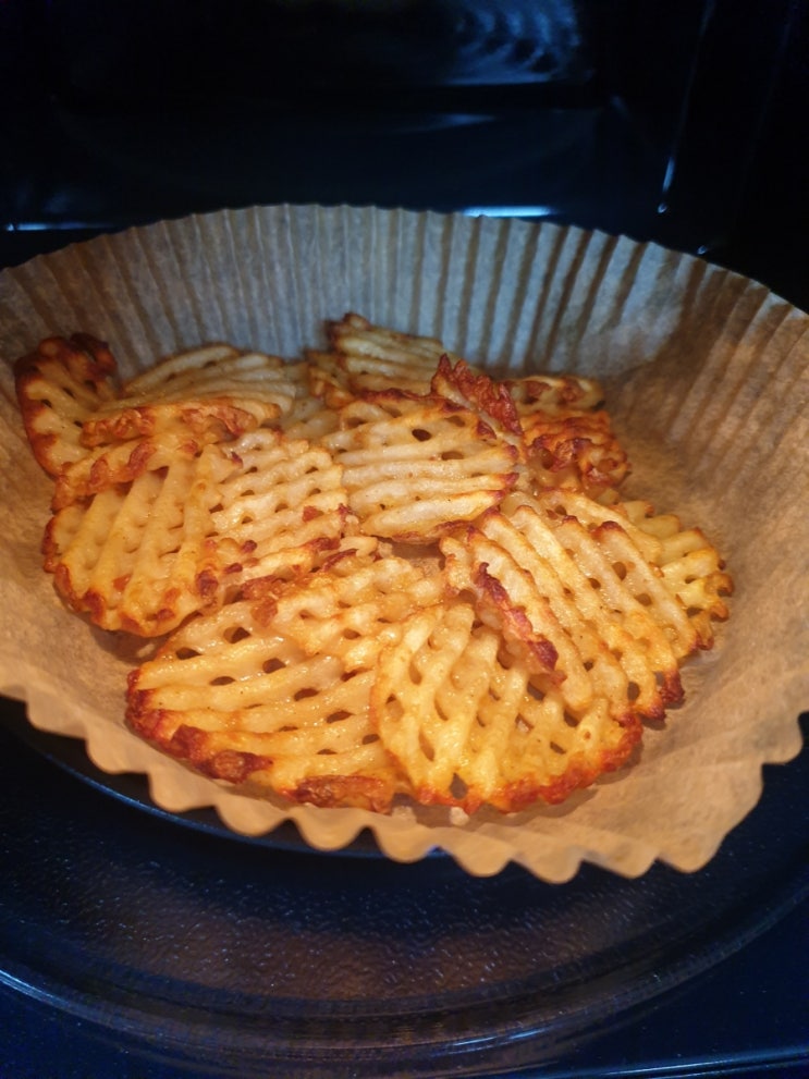 금요일 저녁 일상_벌집 감자튀김,연어구이,샐러드,양배추전,수제레몬수_부모님 안부 : 네이버 블로그