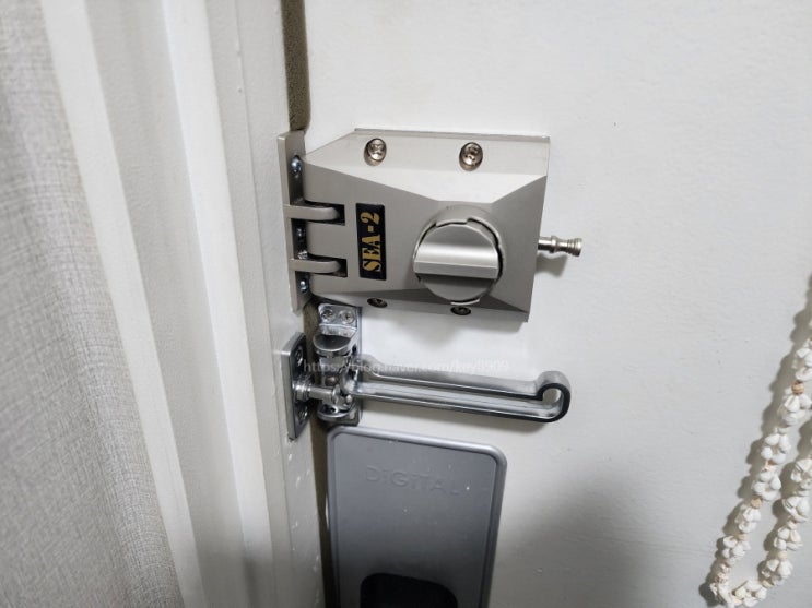 아파트 현관문에 보조키 안전장금장치 이중잠금설치 : 네이버 블로그