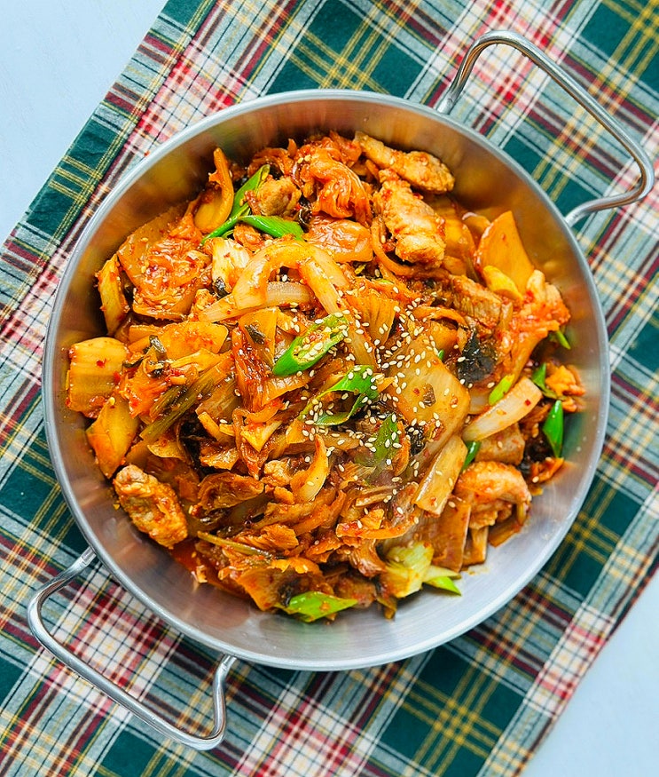돼지고기 김치 볶음 레시피 돼지 앞다리살 요리 신 김치 돼지 두루치기 네이버 블로그
