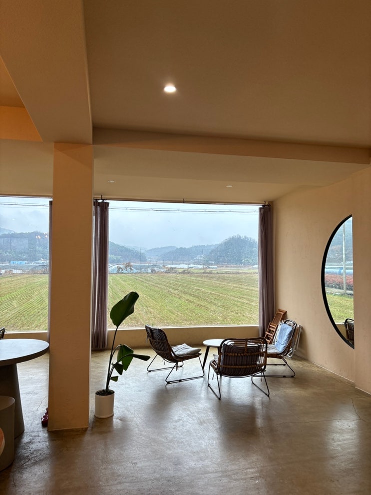 통창으로 보는 탁 트인 논밭 뷰가 매력인 밀밀 담양카페 : 네이버 블로그