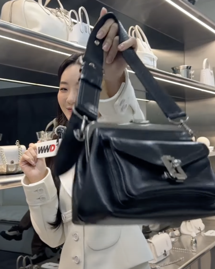 조이현 분크 팝업 올 화이트 코디 속 블랙 포인트 미니백 숄더백 가방 정보 네이버 블로그