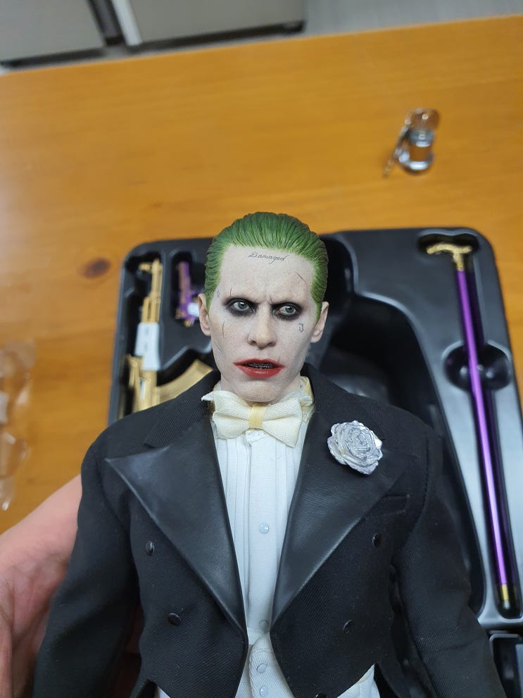 [HotToys] 핫토이 피규어 수어사이드 조커 MMS395 턱시도 버전 리뷰 : 네이버 블로그