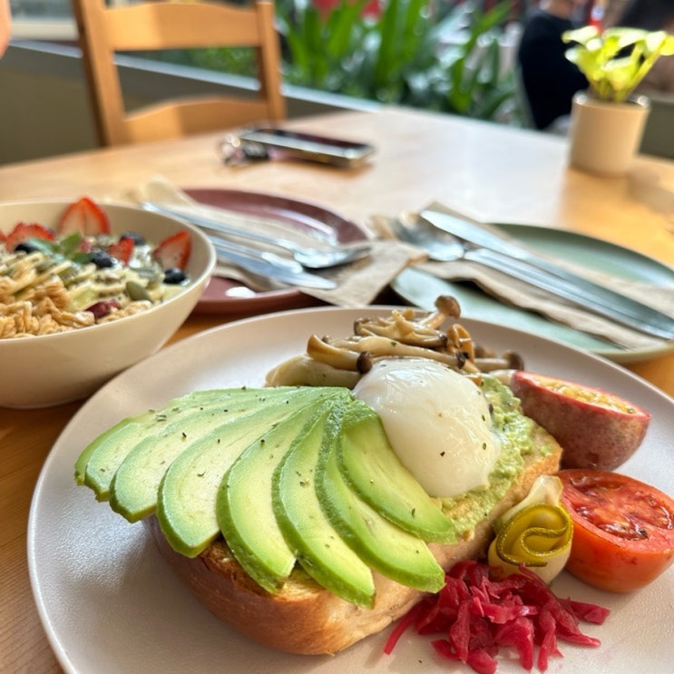 치앙마이 한달살기 님만해민 맛집 브런치 카페 정원이 예쁜 Klay Cafe 클레이카페 아침식사 하기좋은곳 아보카도