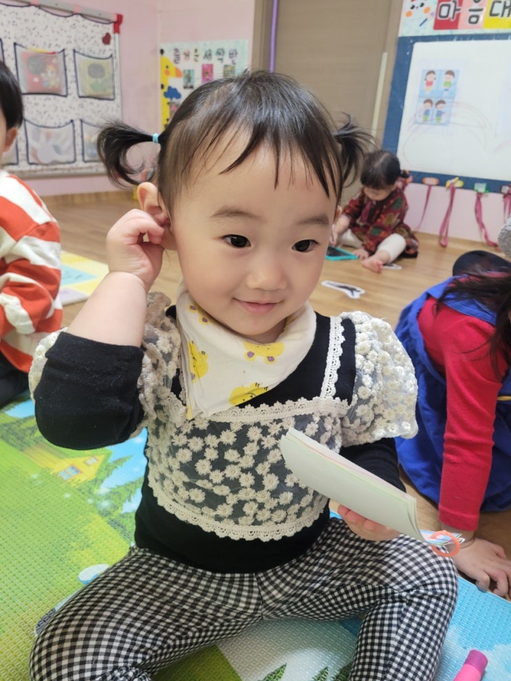 나연s 성장 기록 엄마의 육아일기 24개월 4 10월 가을 등원룩 기분좋은 어린이집생활 책읽는 아기 언어발달