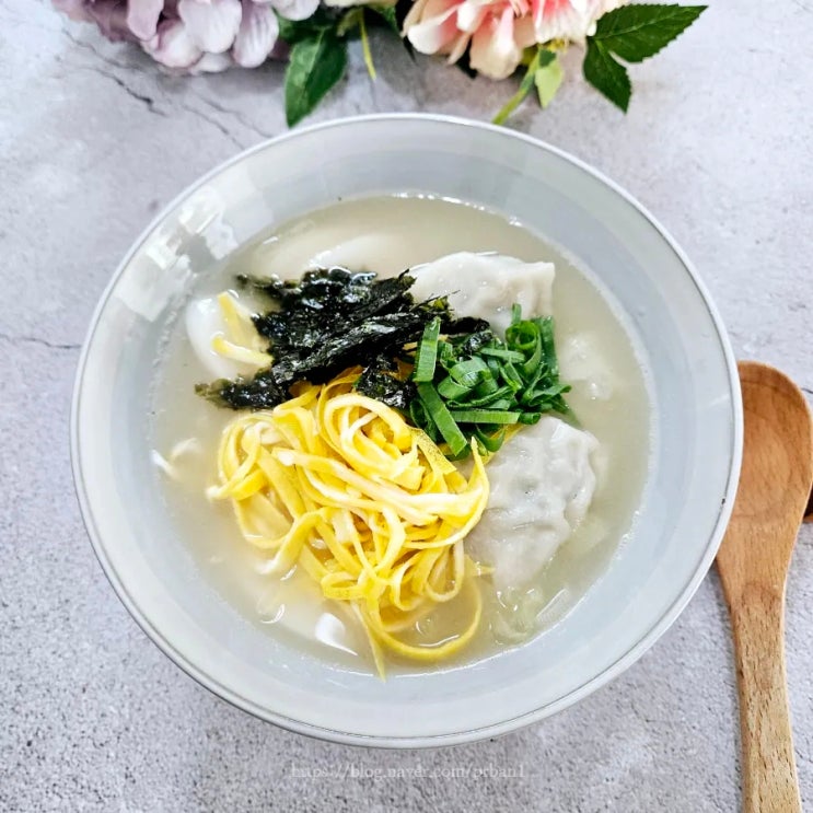 백종원 사골떡국 떡만두국 끓이는법 사골 떡만둣국 계란지단 만들기 네이버 블로그