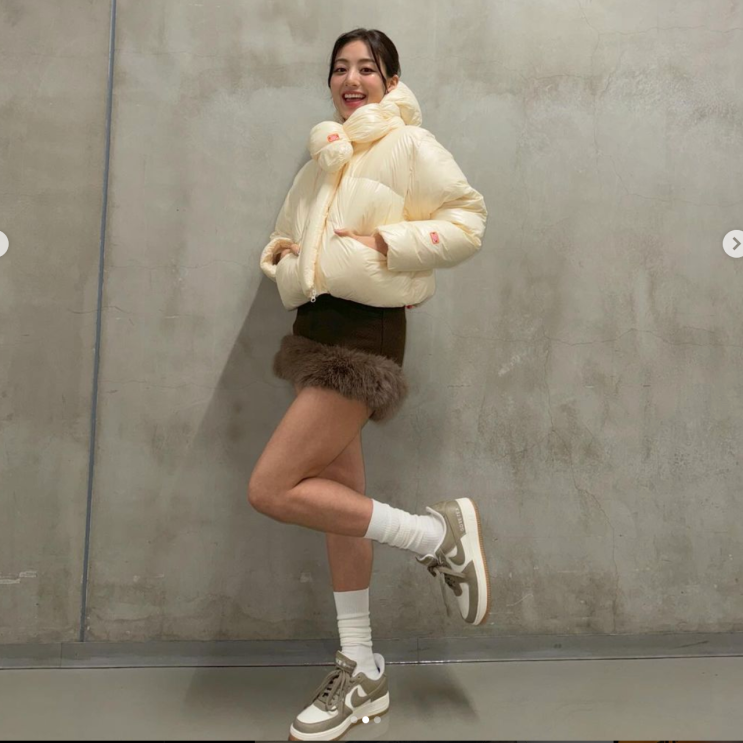 20만원대 트와이스 지효 여성 숏패딩 여자 머플러 겨울 키치룩 코디 정보 네이버 블로그