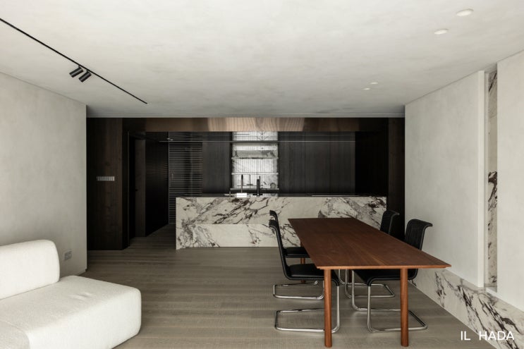 거실 화장실을 주방으로 탈바꿈한 레이아웃! 하이엔드 인테리어의 정석 3BAY APT 44 PY_ [일하다 디자인] : 네이버 블로그