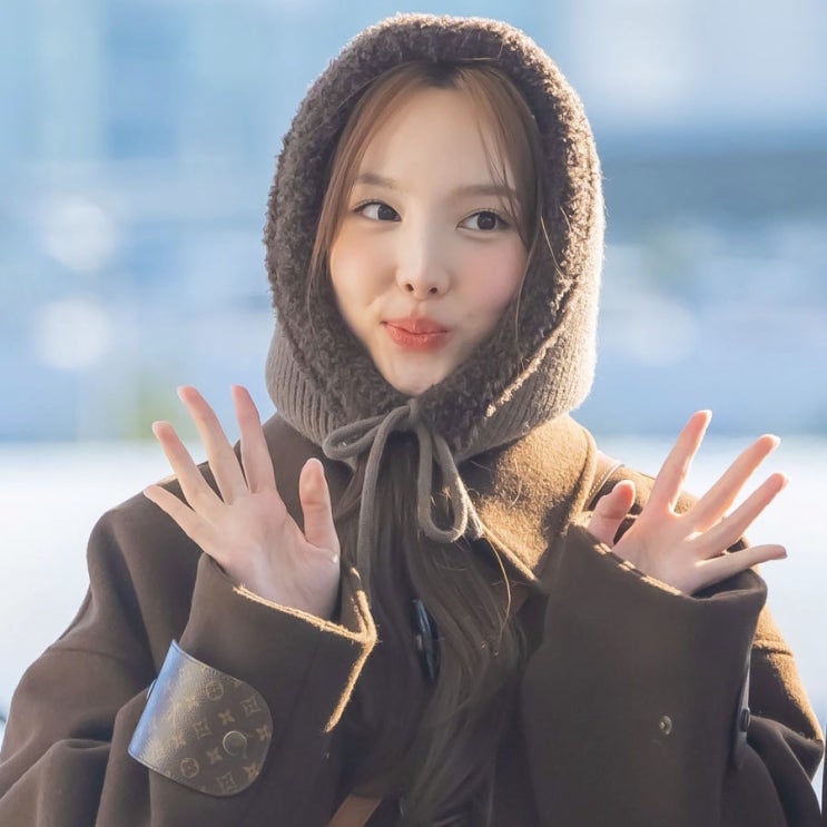 나연 사복 공항패션 바라클라바 어그 부츠 루이비통 가방 더플코트 여자 겨울 코디 네이버 블로그