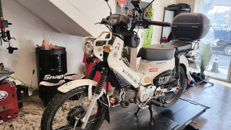 혼다honda 크로스커브cc110 프론트타이어 펑크 리어타이어 튜브 체인 소기어 스포크살 교체 부산경남김해 모터사이클