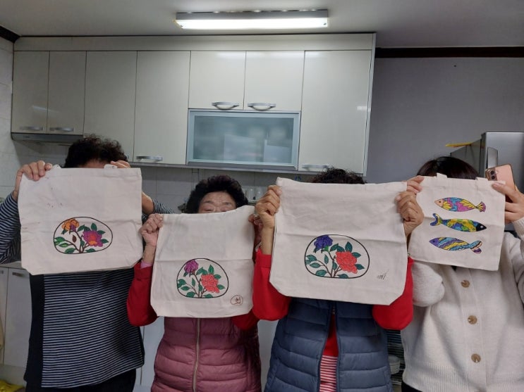 어르신들의 미술 심리치료 치매예방의목적으로 에코백을 만들어봤습니다사제리보건소내 요당경로당에서 수업하는 6회기 수업중에서