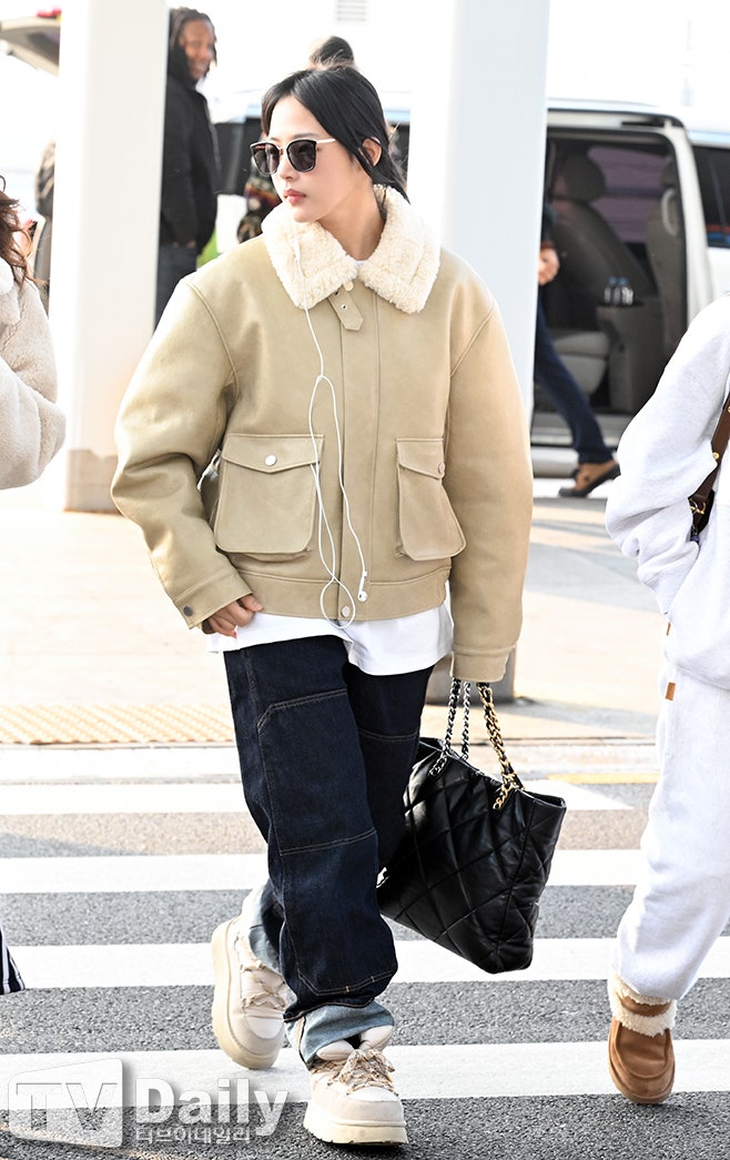 연예인 공항패션 뉴진스 민지 무스탕 코디 토트백 명품 가방 브랜드는 샤넬쇼핑백 부츠 브랜드는 마르디 메크르디 여자 겨울코디 추천