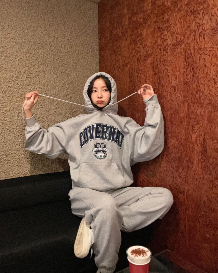 멜린지 그레이의 커버낫 오버핏 후드 티와 함께한 여자 트레이닝 복 셋업 패션 코디 추천 W 연우 네이버 블로그