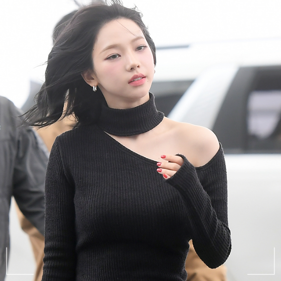 카리나 공항패션 오프숄더 니트 부츠컷 팬츠 여자 스트릿패션 코디 네이버 블로그