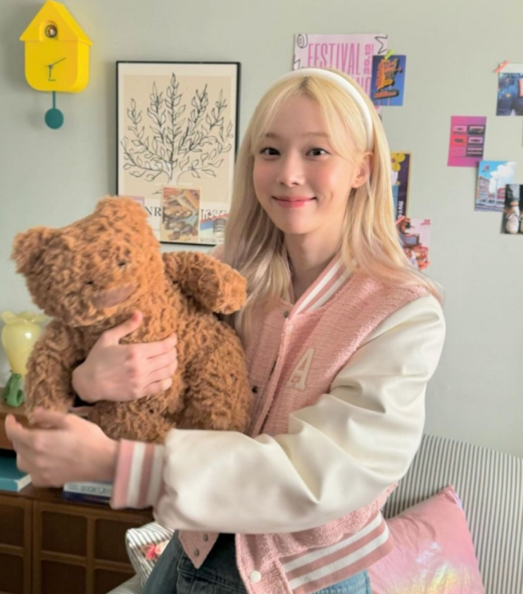 에스파 윈터 officially cool 뮤직비디오 속 바시티 자켓 어디꺼? : 네이버 블로그