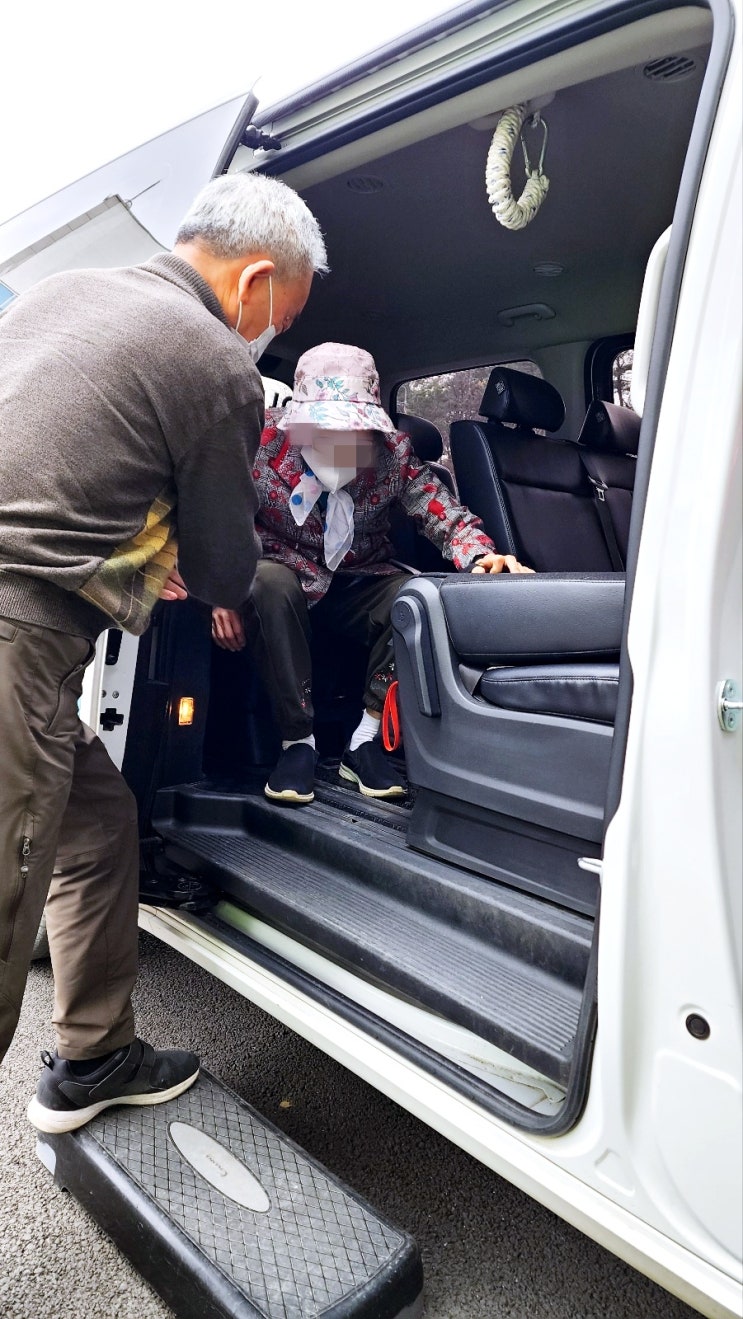 아침 송영 설렘 가득 파주 운정 교하 금촌 문산 봉일천 어르신을 위한 노인주간보호 데이케어 아름다운 통합 재가센터