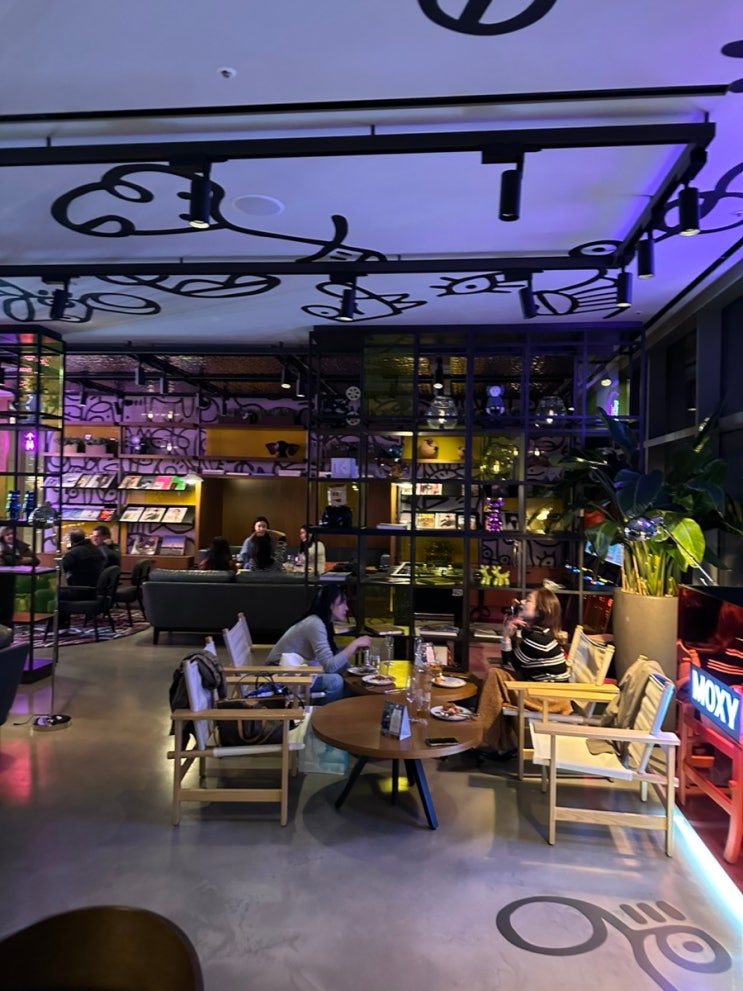 Bar Moxy (바 목시) 명동 / 가성비 세미부페와 무제한 술이 제공되는 원더아워 : 네이버 블로그