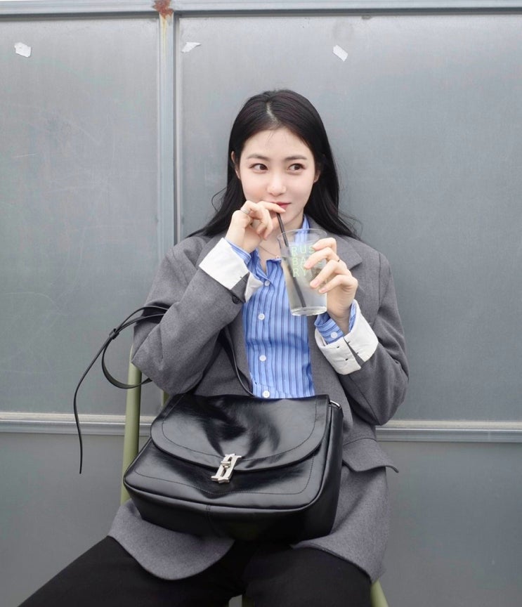 여자 메신저백 신예은 인스타그램 가방 패션 어디꺼 제이에스티나 핸드백 네이버 블로그