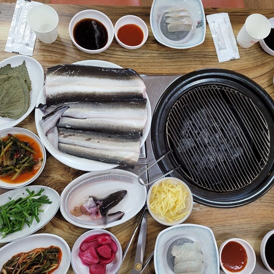 100살아있는 장어를 주문과 동시에 손질하여 싱싱하고 담백한 맛이 특징인 대부도맛집 힘센장어 대부도본점 네이버 블로그