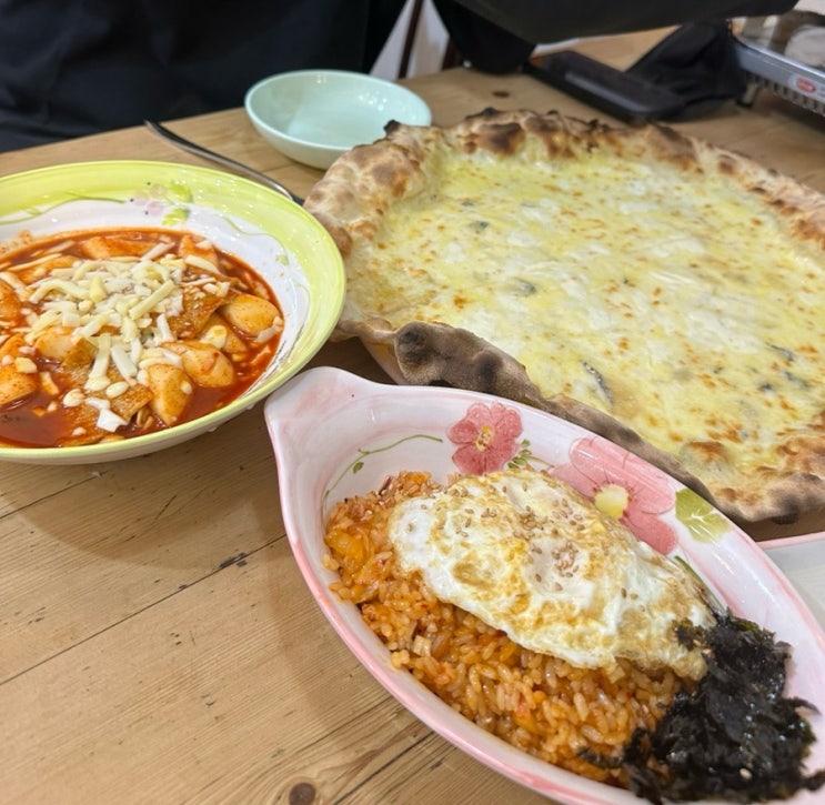 혜화역 대학로 가성비 분식 밥집 혜화돌쇠아저씨 고르곤졸라피자 떡볶이 라면 김치볶음밥 후기 네이버 블로그