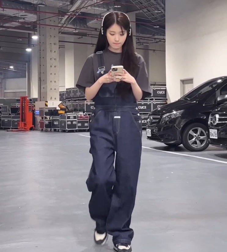 콘서트때도 입은 아이유 인스타 속 멜빵바지 마리떼 프랑소와 저버 오버롤 가격은 뱅앤올룹슨 헤드폰 • 로우클래식 티셔츠