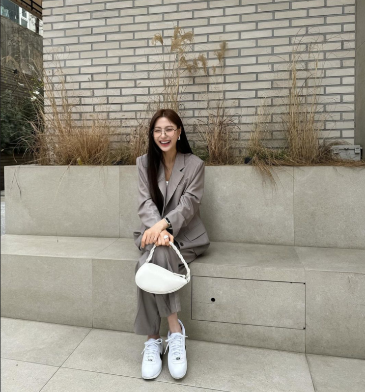오하영의 긱시크한 여자 정장 셋업 패션에 어울리는 운동화로 나이키 코르테즈 여성 스니커즈 네이버 블로그
