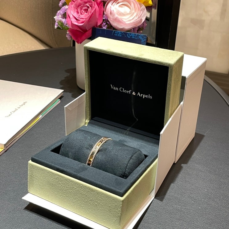 Van Cleef & Arpels :: 반클리프 앤 아펠 뻬를리 시그니처 브레이슬릿 : 네이버 블로그