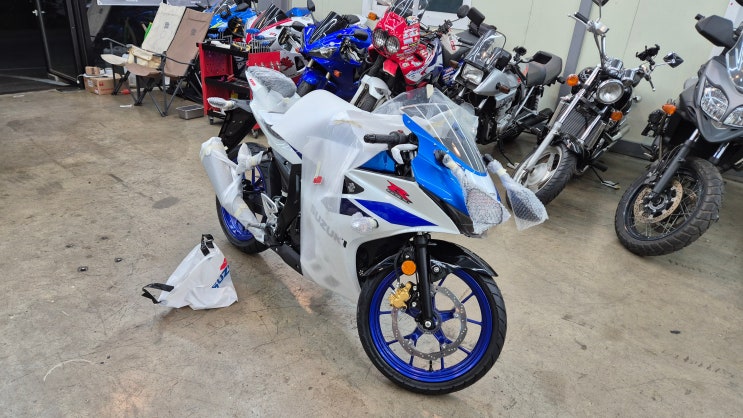 스즈키 2024년식 Gsx R125 블루 신차 출고 And 지넷 2채널 블랙박스 하이스타일 진동감쇄 무선 충전 거치대 장착