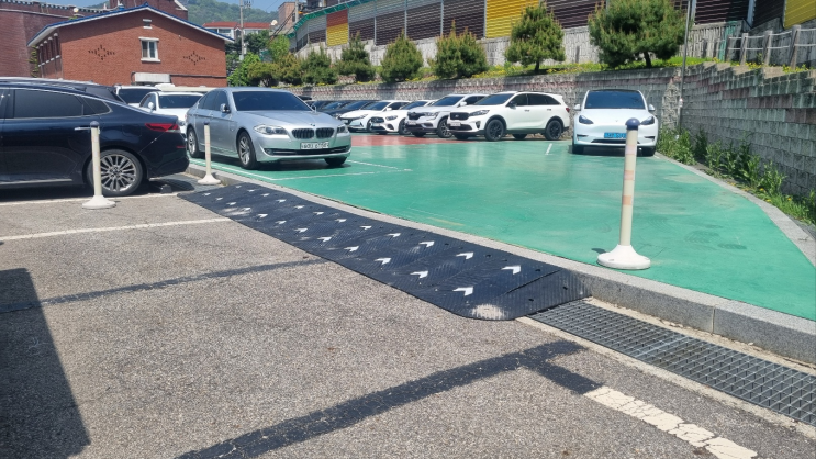 용산 이태원 주차장 깨지지않는 롱 고무차량진입판 코스만경사로 차량진입판 시공문의 01024853640 네이버 블로그