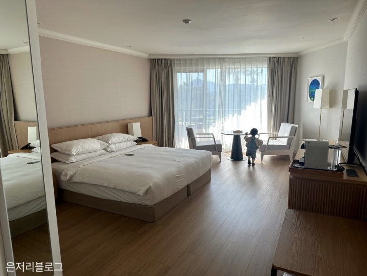 제주도 호텔 아기와 가기 좋았던 제주호텔 그랜드조선 제주 포스팅 1탄 본관 디럭스킹 풀사이드뷰 룸컨디션 리뷰💕 아기
