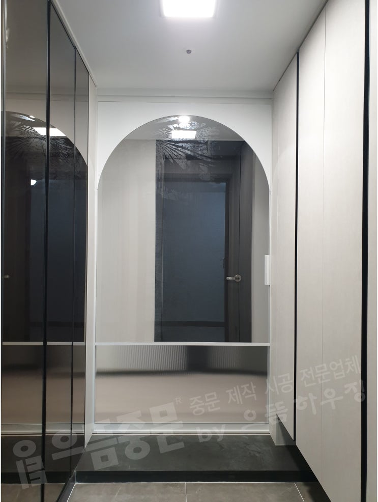 천안중문 삼룡동 호반써밋 포레센트 아파트 84A(33py) 현관중문 원슬라이딩도어 곡선 디자인으로 트랜디한 현관 분위기 연출 : 네이버 블로그