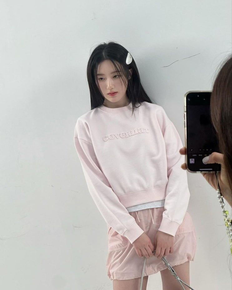 초 여름까지도 입기 좋은 매력적인 크롭 여성 스웻셔츠로 슈화가 입은 커버낫 여자 맨투맨 코디 네이버 블로그