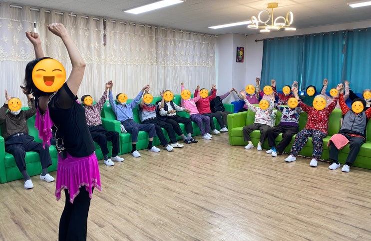 수원주간보호센터 더편한주간보호센터 인지활동 웃음치료 신체활동 다트던지기 네이버 블로그