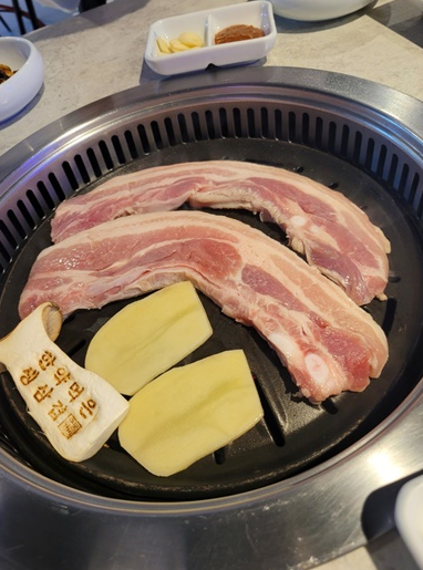 강남구 신사동 고기집 고유의 한약소스로 고기를 숙성시켜 독특하고 특별한 맛을 창출 한약먹은생삼겹숯불갈비 네이버 블로그
