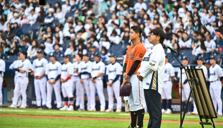 굿바이 브콜퇘 삼성 NC 박석민 은퇴식 / 구속 151km 북일고 2학년 투수 아들 박준현 시구짤 : 네이버 블로그