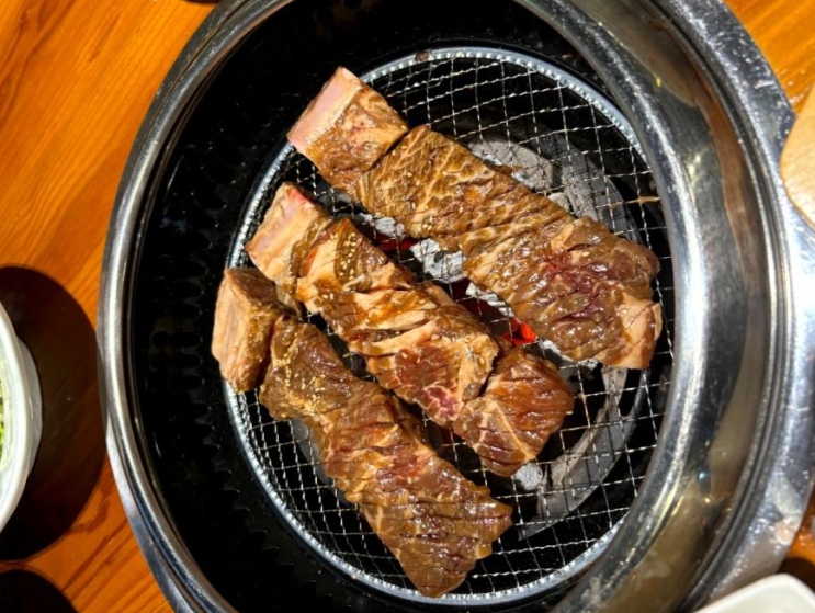 아산갈비맛집 깨끗하고 넓직한 분위기의 식당 내부는 편안한 식사 분위기를 조성 지즐미육회관 아산용화점 네이버 블로그