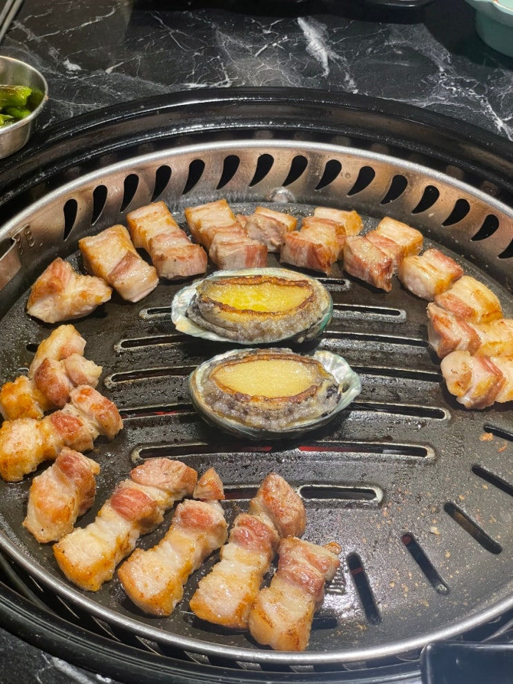 혜화역 밥집 마블링이 살아있는 삼겹살과 자연산 활전복을 먹을 수 있는 가성비 고기집 대학로 맛집 한판도 대학로점