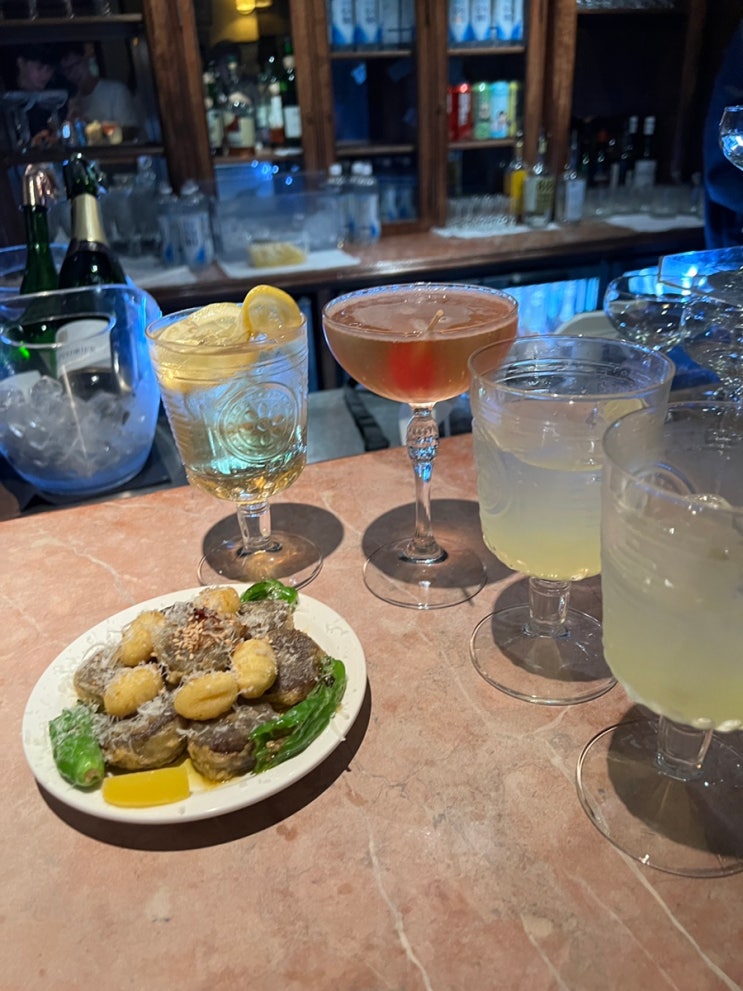 [용산] '노커어퍼(KNOCKER UPPER)' 용산에서 가장 핫하고 힙한 용리단길 술집/스탠딩바 뮤직펍 (스파클링 와인 ...