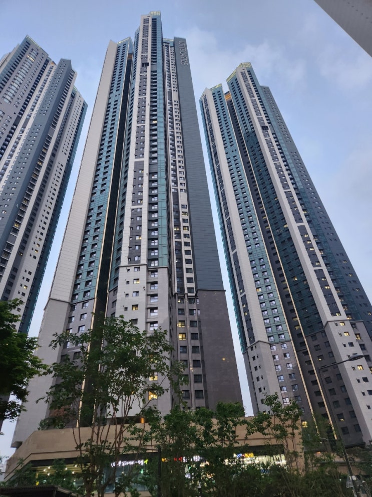 청량리역롯데캐슬SKY-L65 vs 청량리 한양수자인 그라시엘 청량리역 대장아파트 둘중 어디가 대장인지 감이 안오나??!! 근데 아파트 진짜 목아프네 얼마나 높은거야 ...