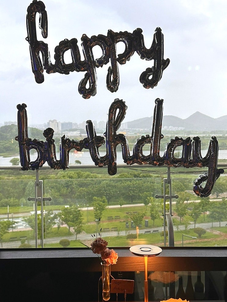 남자친구 서프라이즈 생일파티 2번째 기록 레터링 딸기 케이크 픽업 라운지 알트 와인바 방문 네이버 블로그