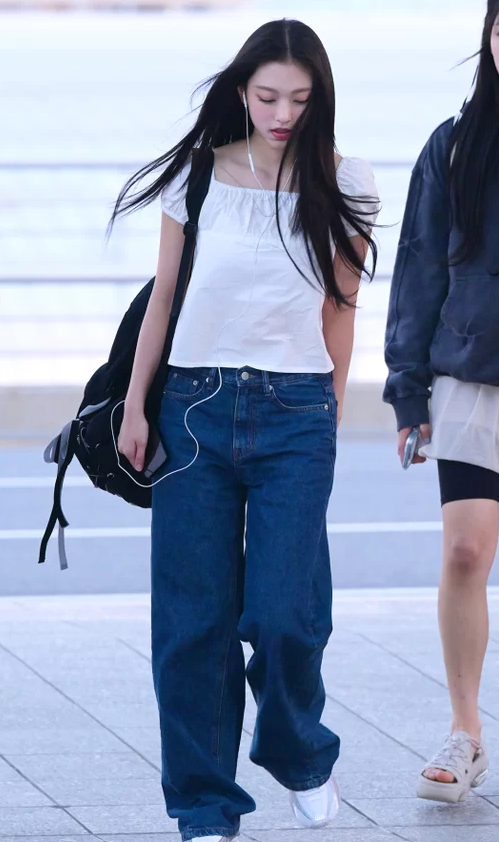 뉴진스 해린 로우클래식 반팔 화이트 블라우스 데님팬츠 공항패션 네이버 블로그