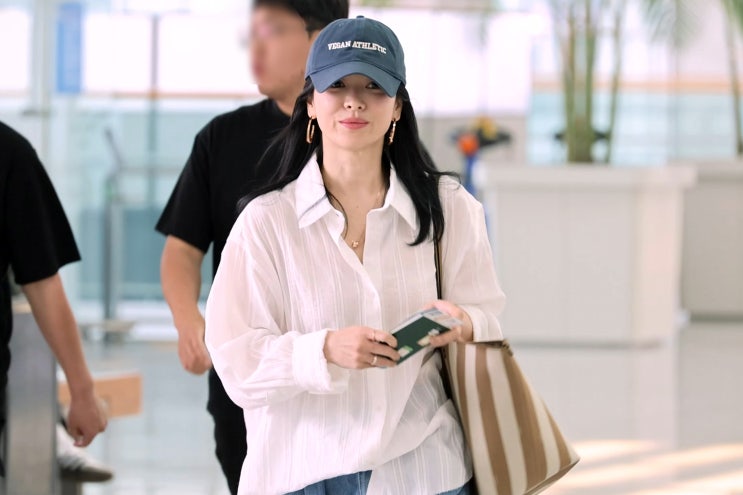 꾸안꾸 공항패션도 예쁜 송혜교 40대 명품백 신상 펜디 가방 라지롤 쇼퍼백 가격은 네이버 블로그
