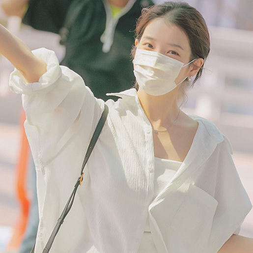 안 꾸며서 더 예쁜 아이유 구찌 가방 뉴발란스 운동화 코디 네이버 블로그