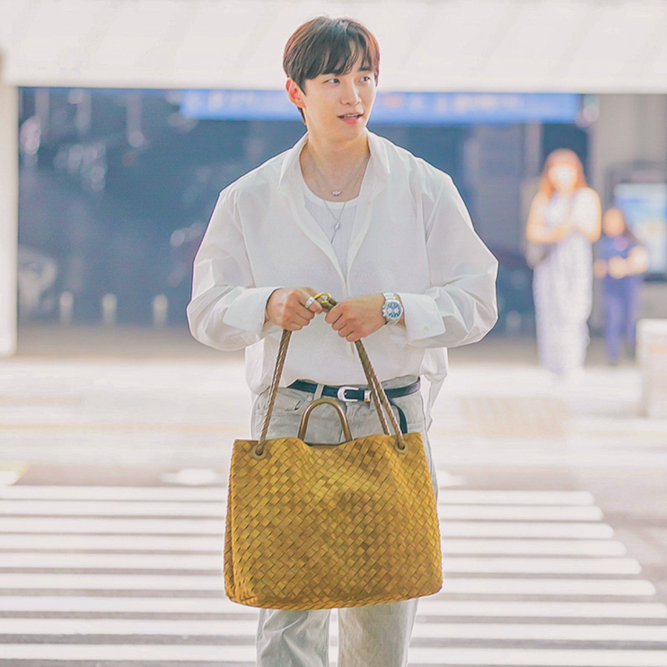 이준호 여름 공항패션 30대 남자 명품 가방 브랜드 보테가베네타 라지 안디아모 토트백 가격은 네이버 블로그