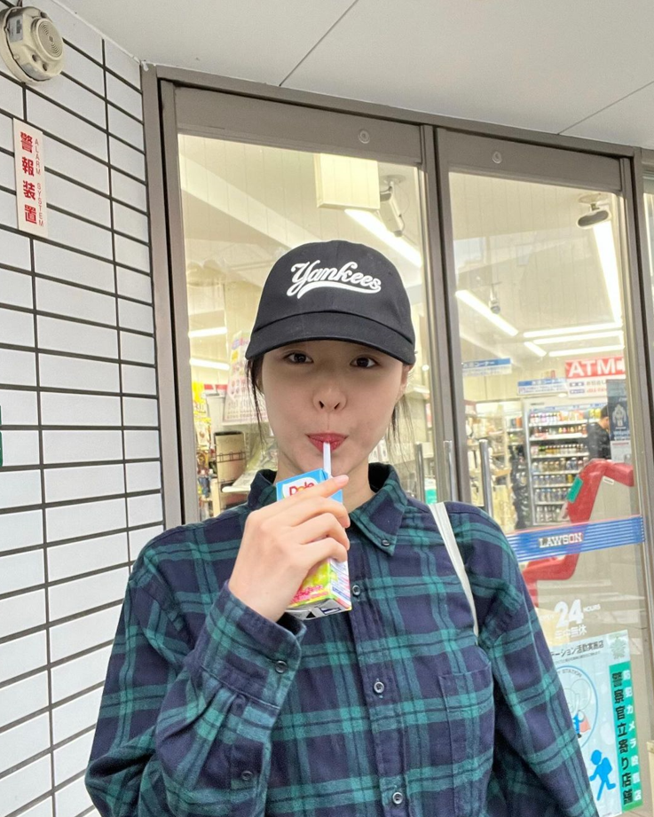 일본 여행에서 매력적인 여자 시티보이룩 패션과 함께한 여성 어글리슈즈 Mlb 에이스러너 운동화 Info W 이연희 네이버 블로그