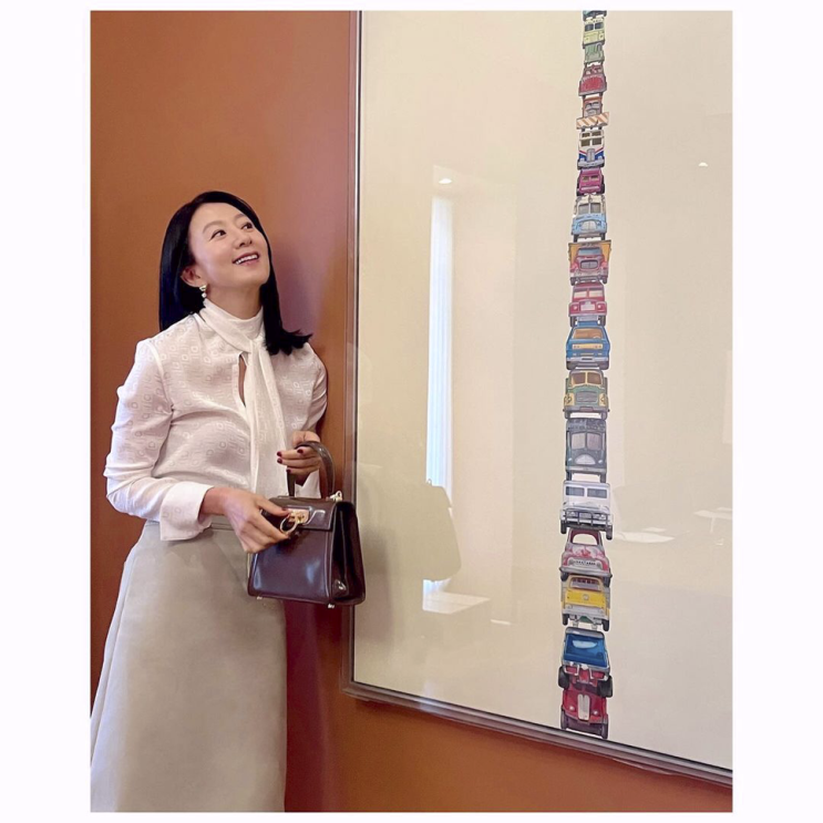 김희애 인스타그램 패션 페라가모 탑 핸들백 여자 명품 가방 And 플랫슈즈 네이버 블로그