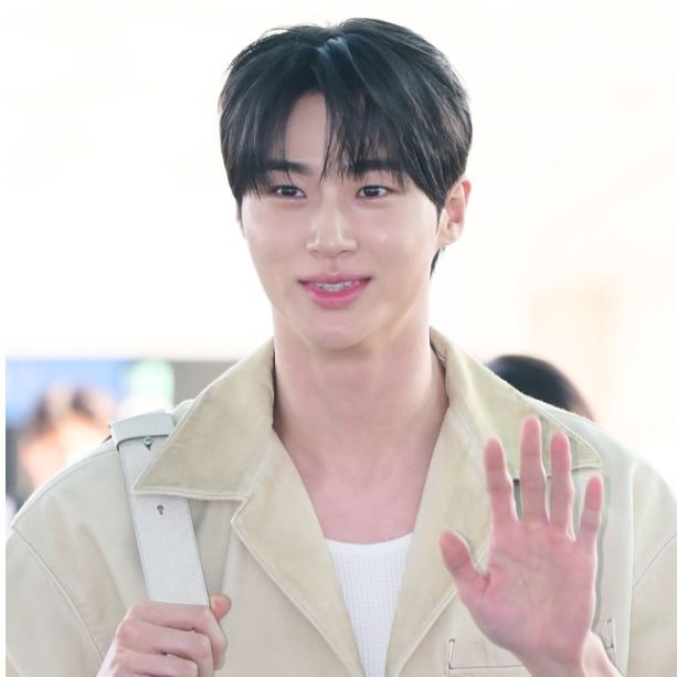 변우석 공항패션 30대 남자 명품 옷 코디 브랜드 프라다 데님셔츠 청바지 백팩 가방 정보 네이버 블로그
