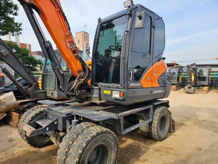[판매완료] 두산굴삭기 DOOSAN DX55W5L 2021년 틸트프로회전링크 독수리발톱 더블타이어 보조웨이트 두산공삼타이어 03 ...