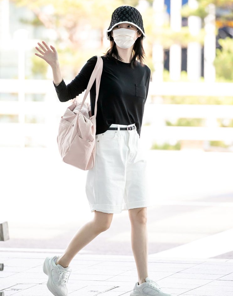 여리여리핏 수수한 아이유 런던 콘서트 출국 공항패션 코디정보 제이에스티나 보스턴백 가방 • 뉴발란스 Wrpd 운동화 신발