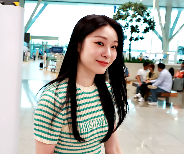 상큼한 여름 스타일로 귀여움 폭발한 김연아 공항패션 디올 가방 뚜주흐백 스트라이프 티셔츠 청치마 코디 네이버 블로그