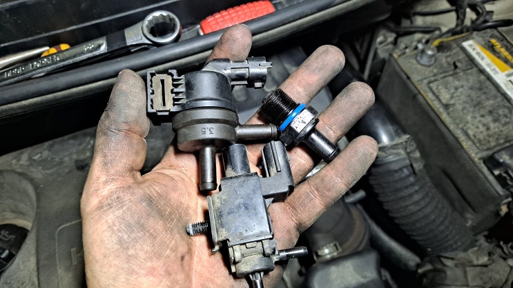 자가정비 _ 올뉴모닝 TA 수동 PCSV, PCV, 에어컨 냉매 형광물질 주입, VIS 밸브 교환 : 네이버 블로그